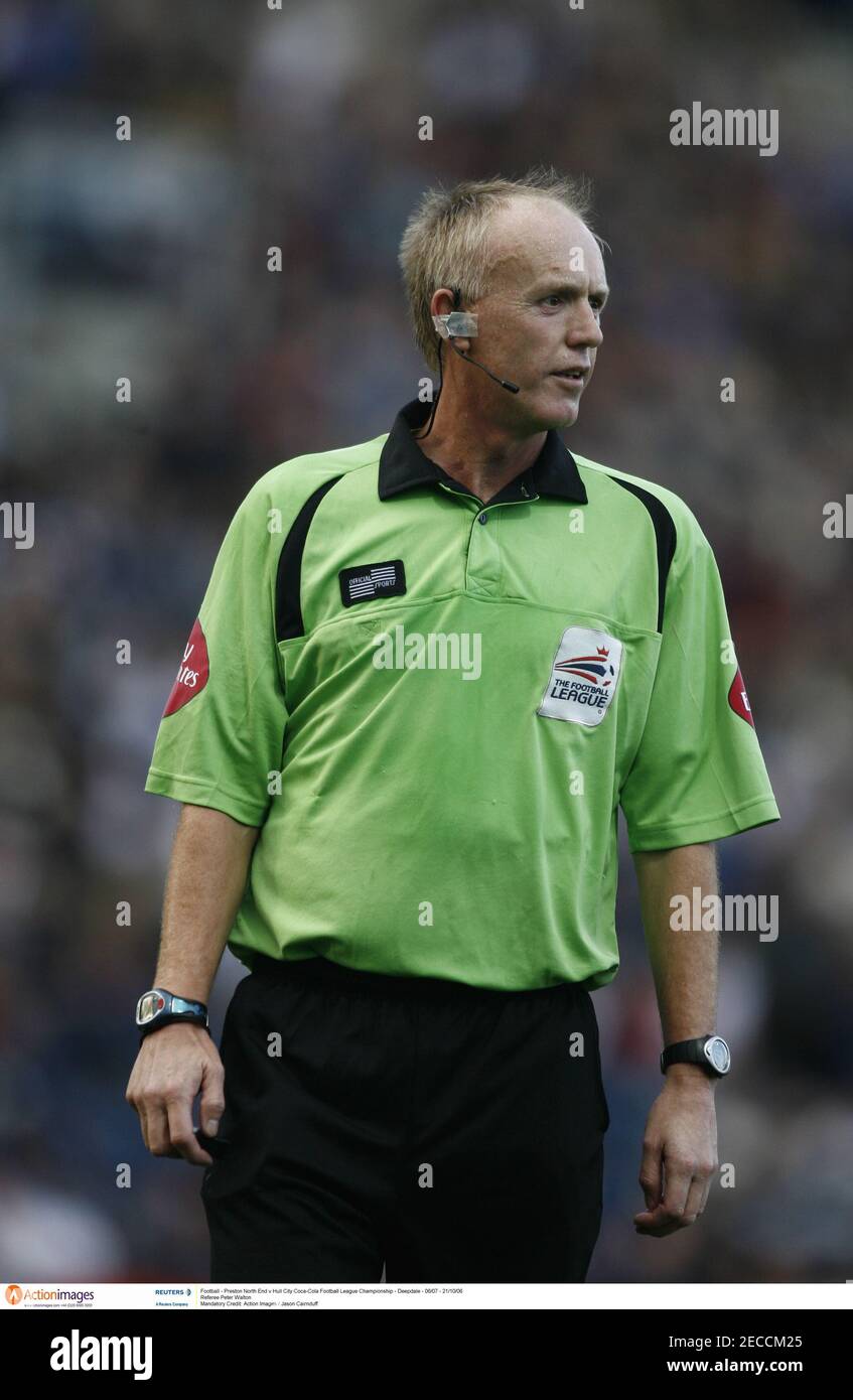 The referee peter walton hi-res stock photography and images - Alamy