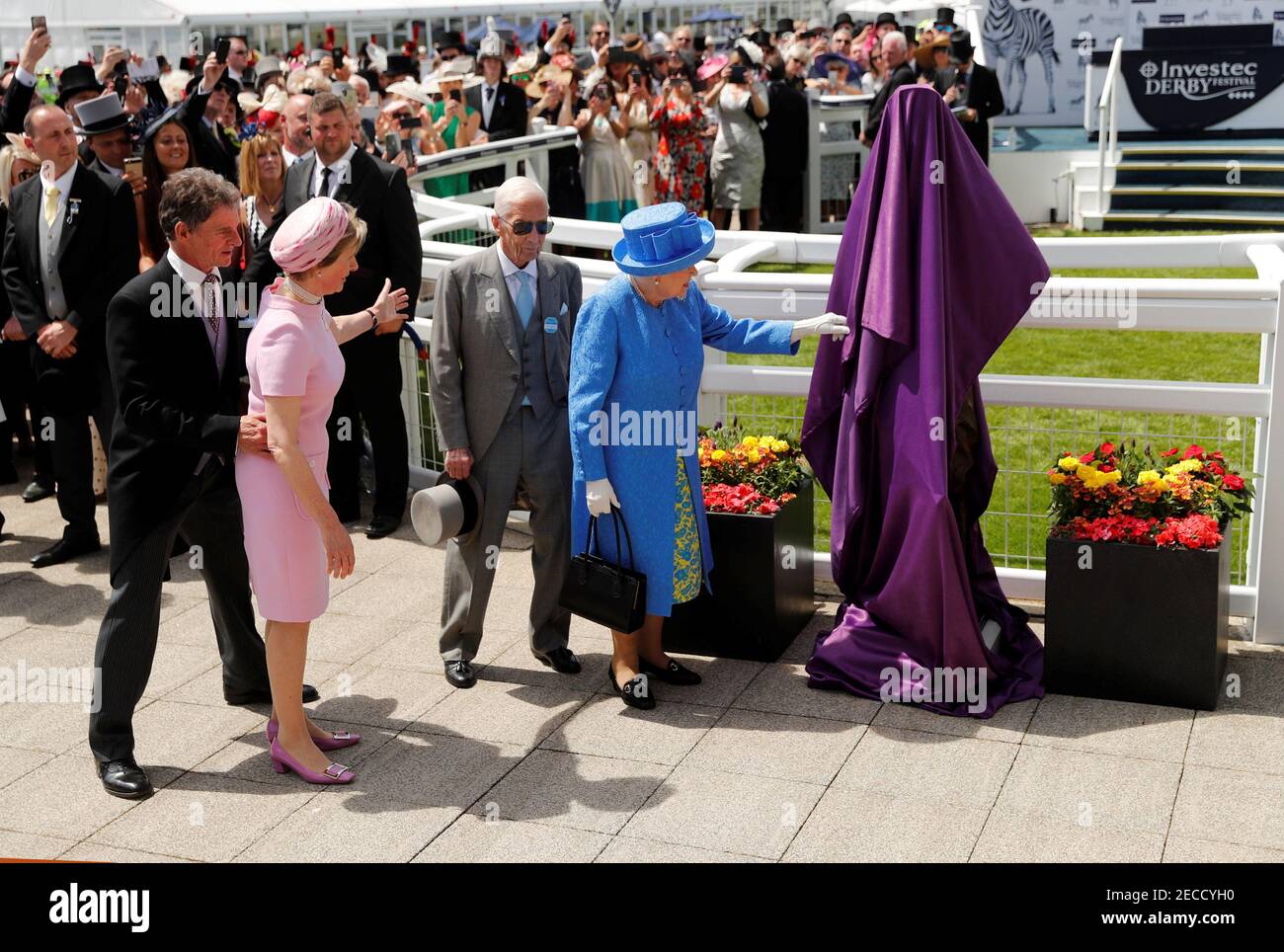 Queen Unveils Statue High Resolution Stock Photography and Images - Alamy