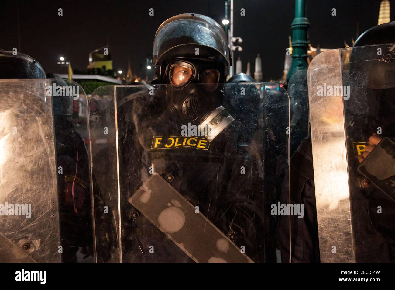 Police officer wearing gas mask hi-res stock photography and images - Alamy