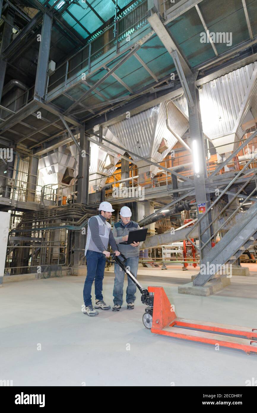 Factory worker and tool shelf hi-res stock photography and images - Alamy