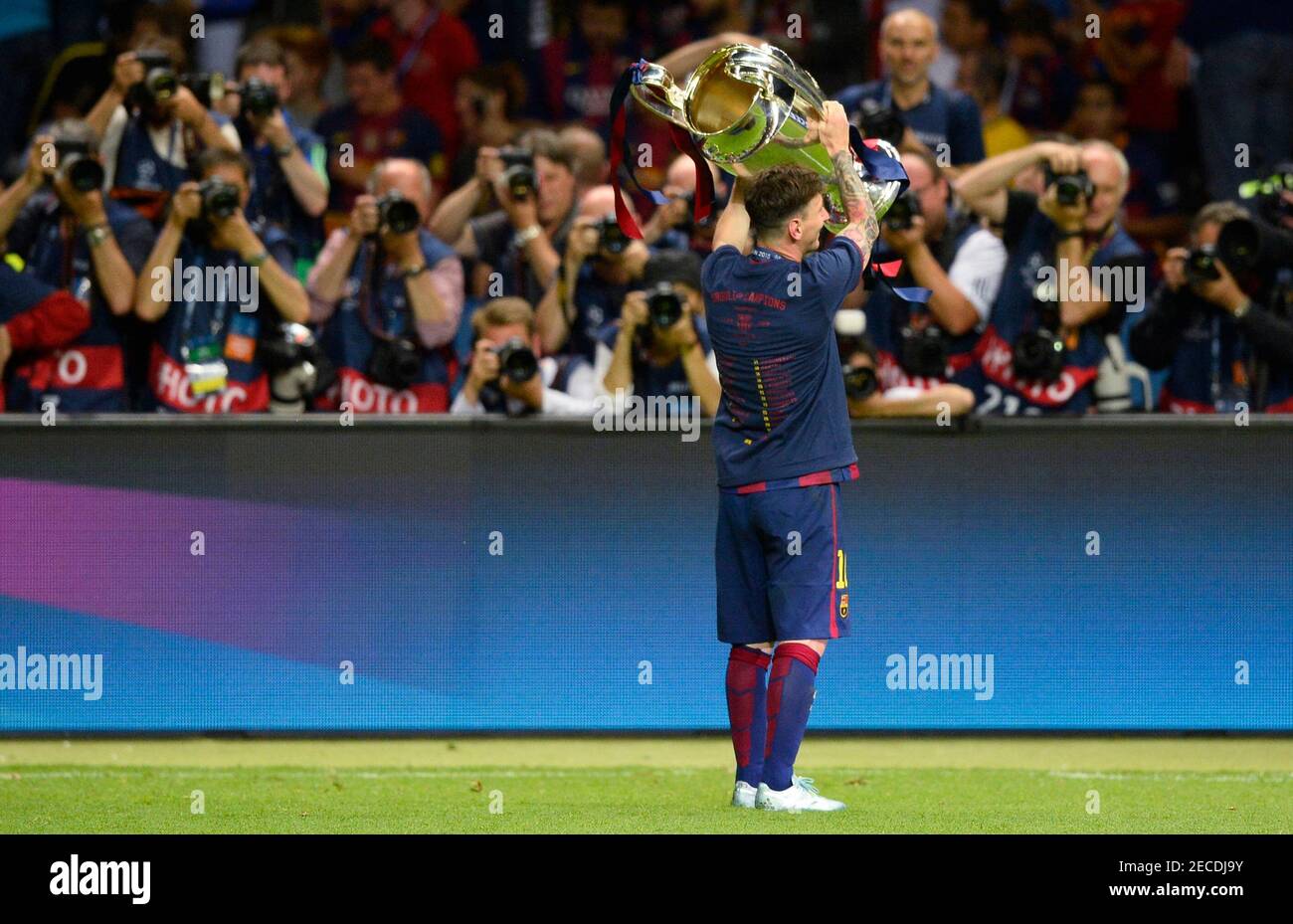 Lionel messi trophy barcelona hi-res stock photography and images - Alamy