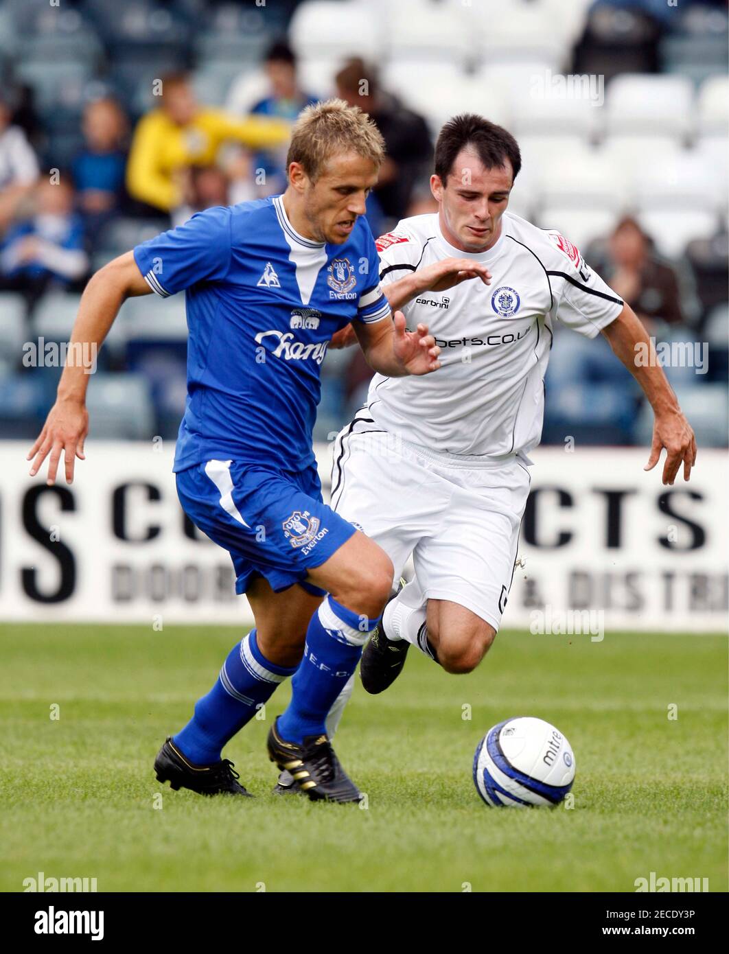 Phil neville of everton battles hi-res stock photography and images - Alamy