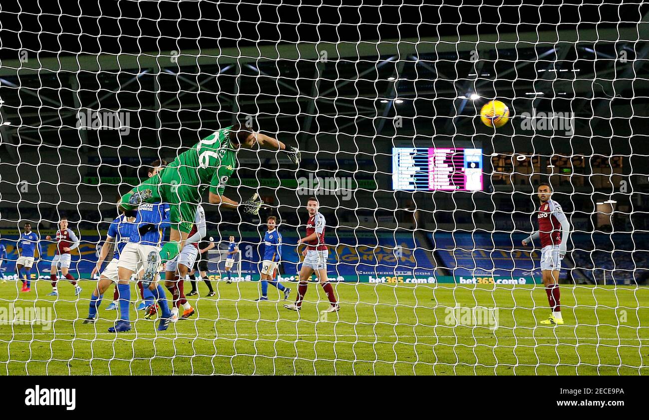 Emiliano martinez save hi-res stock photography and images - Alamy