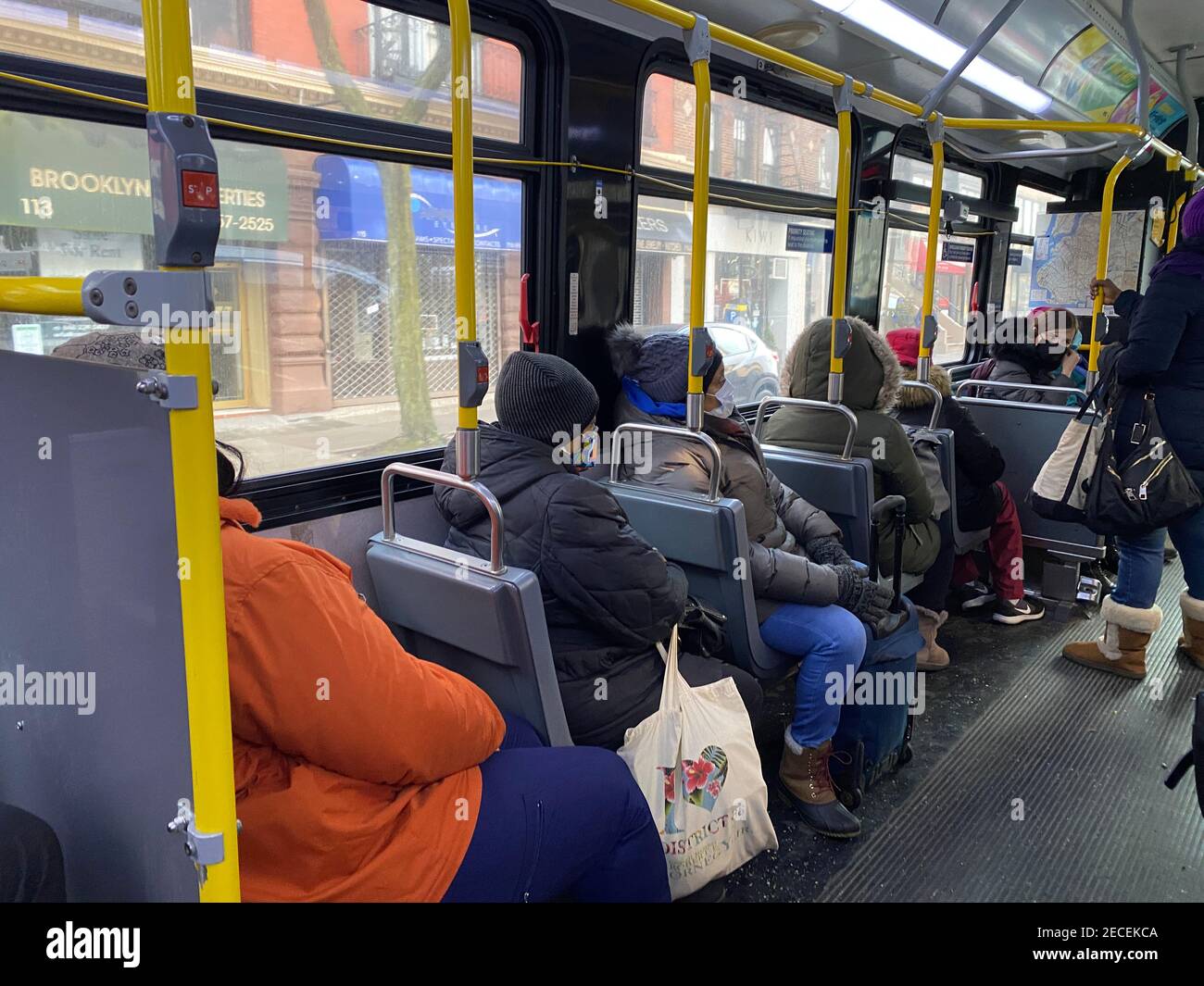 Full bus hi-res stock photography and images - Alamy
