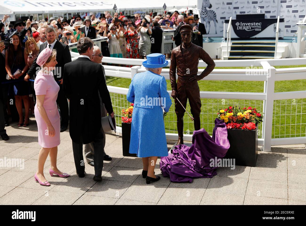 Queen unveils statue hi-res stock photography and images - Alamy