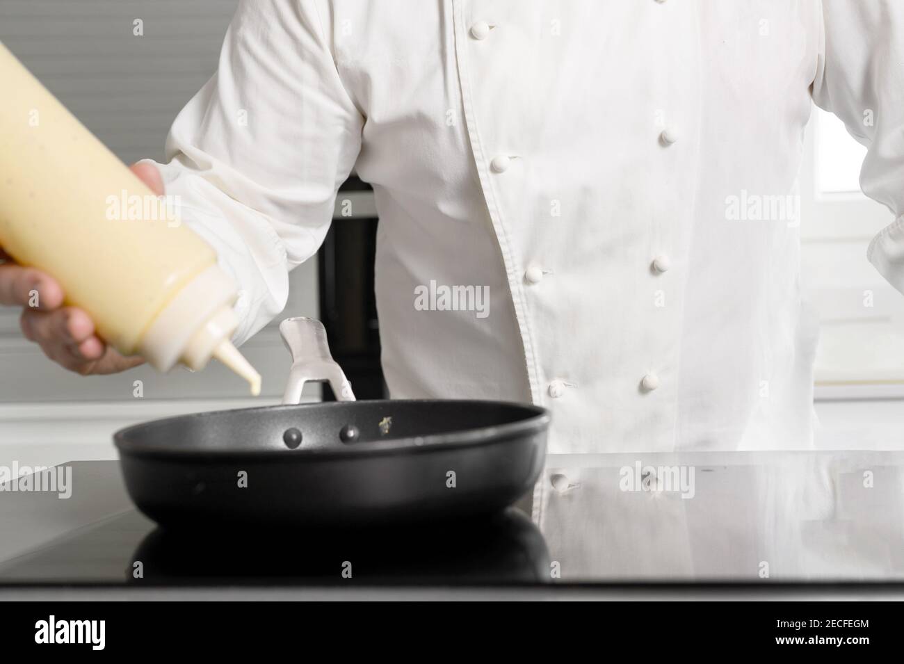 Pouring sauce hi-res stock photography and images - Alamy