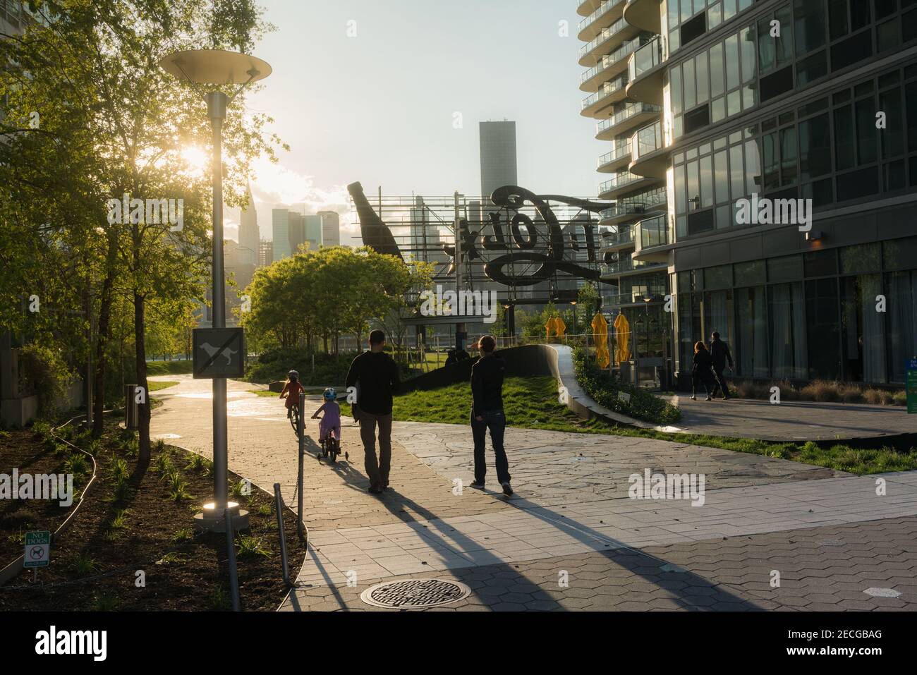 Family walking into Gantry Plaza State Park towards Pepsi Sign Stock ...