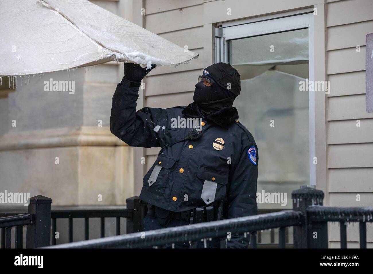 Dc police officer takes hi-res stock photography and images - Alamy