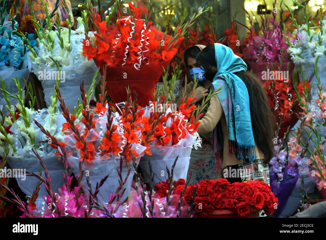 Lahore, Pakistan. 13th Feb, 2021. Pakistani people buying fresh roses ...