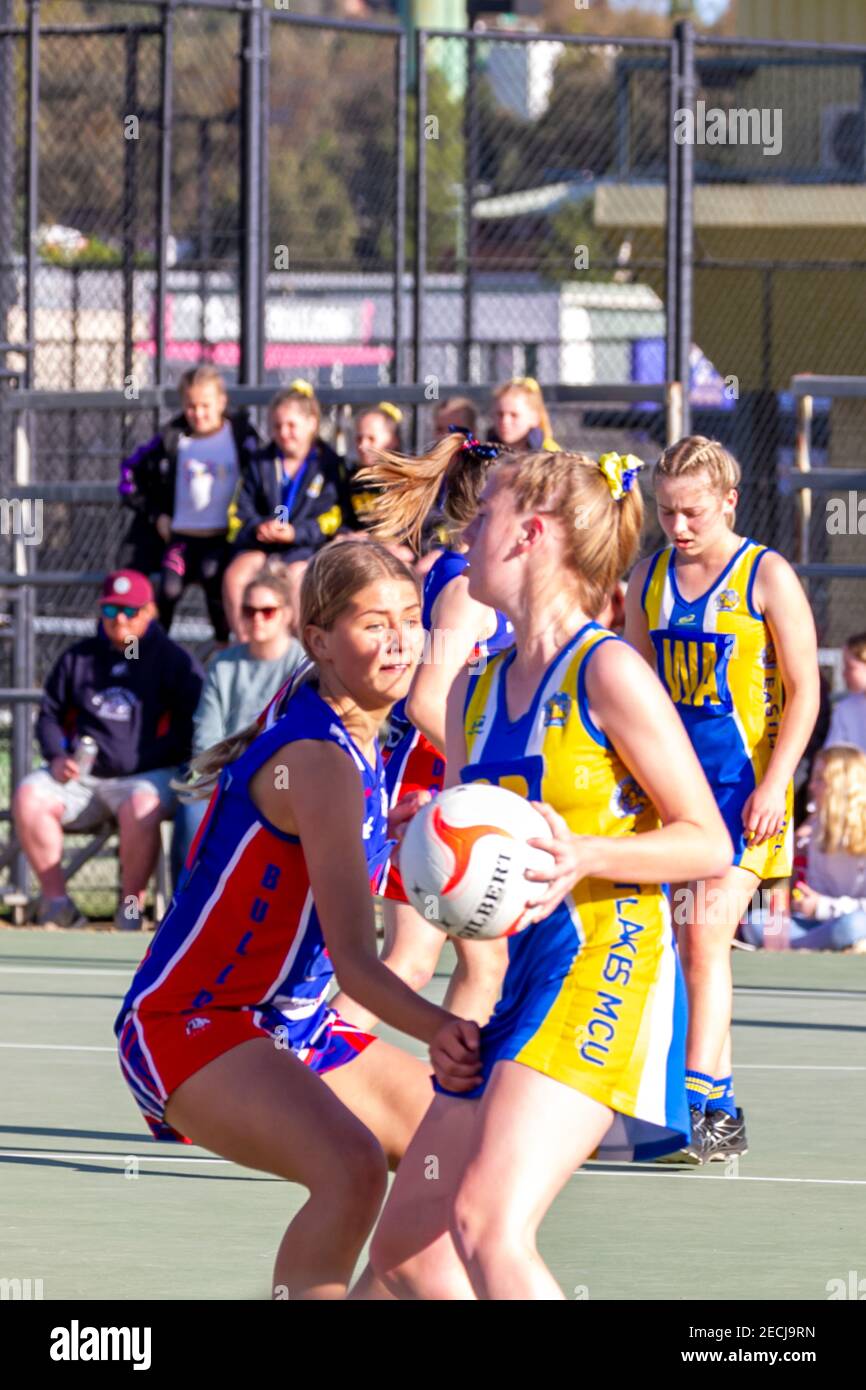 Girls playing netball hi-res stock photography and images - Alamy
