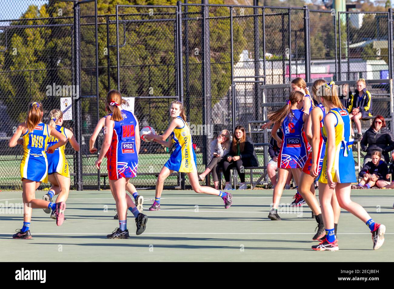 Girls playing netball hi-res stock photography and images - Alamy