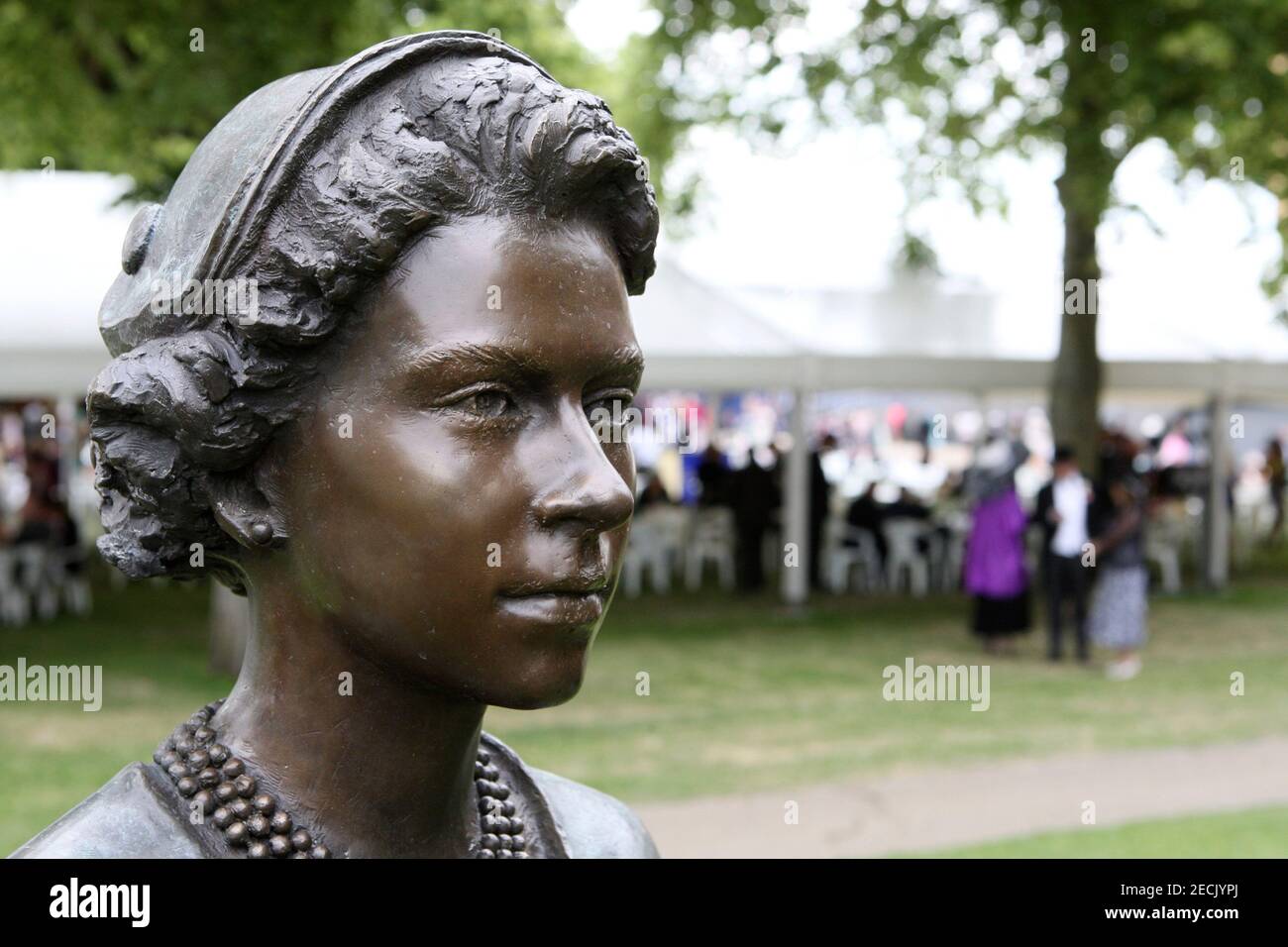 Bill scott the queen hi-res stock photography and images - Alamy