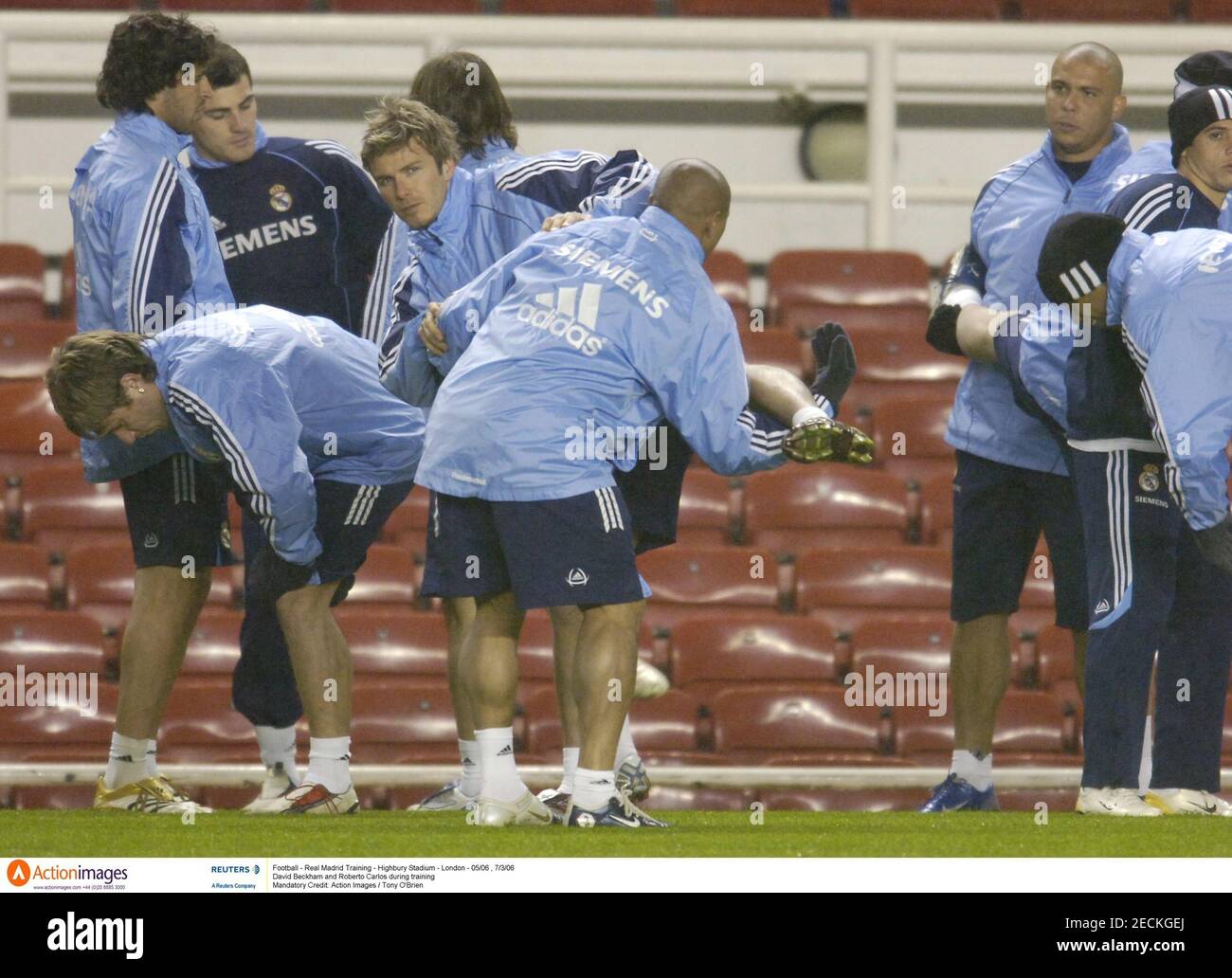 David beckham roberto carlos training hi-res stock photography and ...