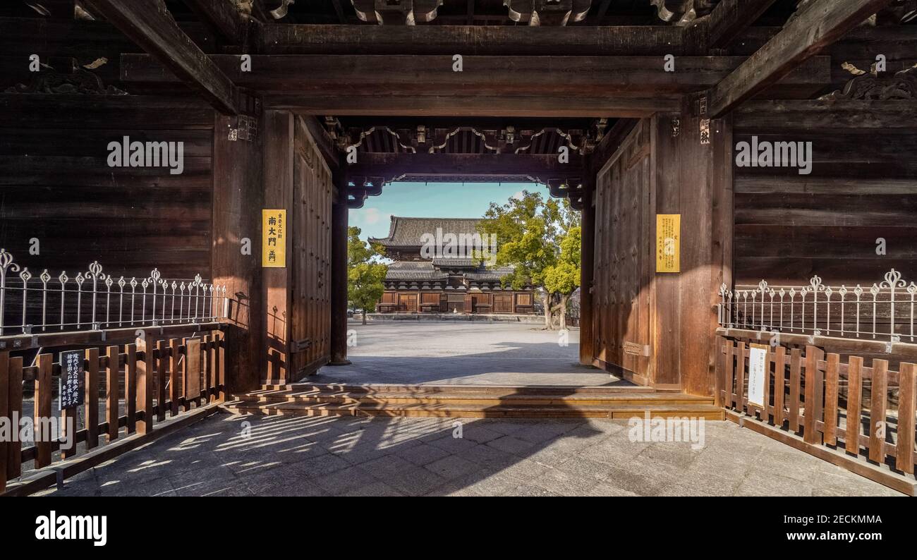 Toji temple kyoto gate hi-res stock photography and images - Alamy