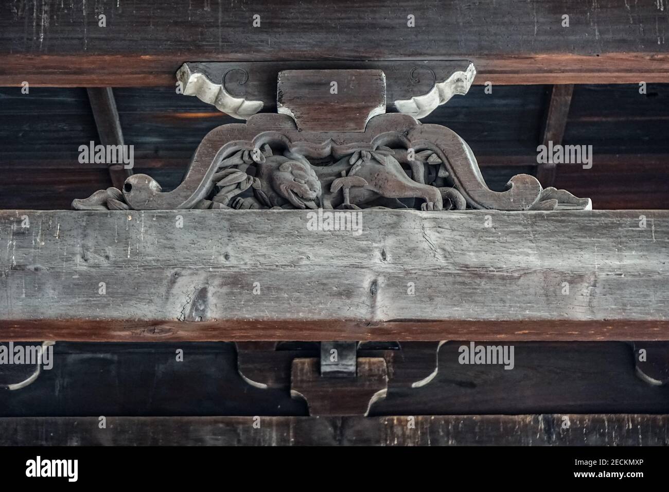 Kaerumata (frog-leg struts) with carvings in the Nandaimon (SOuth great ...