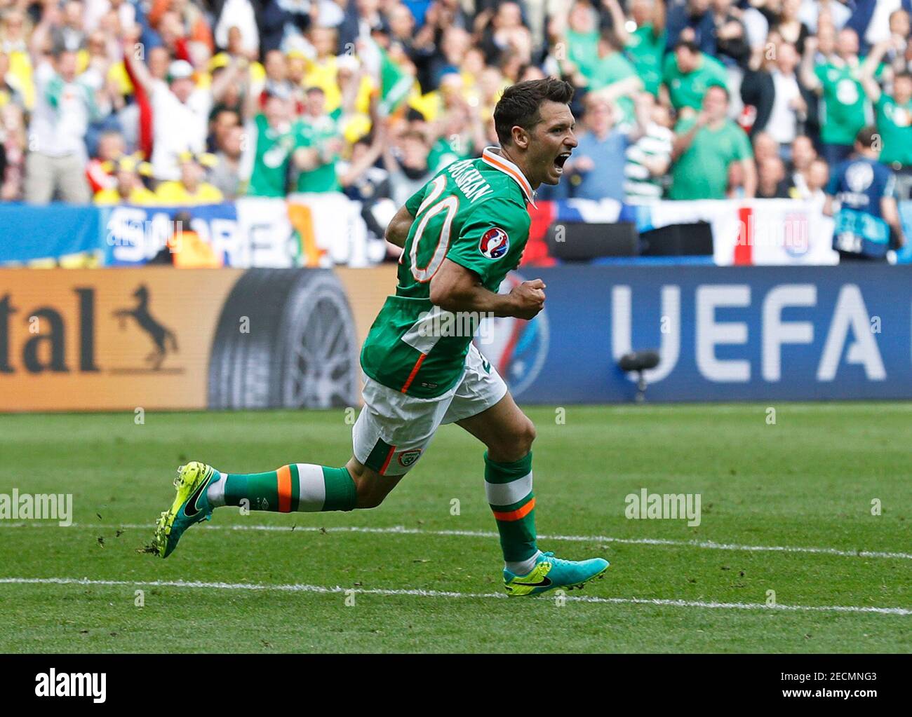 Republic irelands wes hoolahan celebrates hi-res stock photography and ...