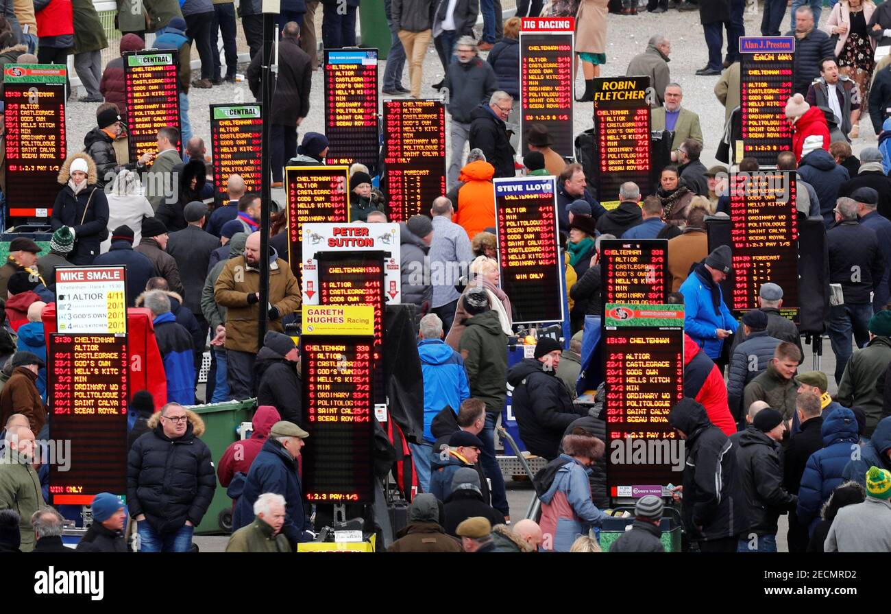 Stands cheltenham racecourse hi-res stock photography and images - Alamy