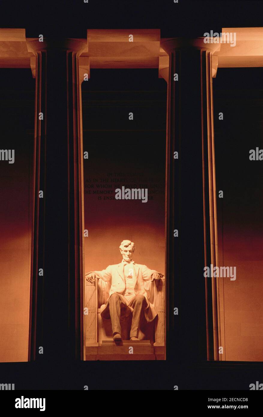 Abraham lincoln memorial lit hi-res stock photography and images - Alamy