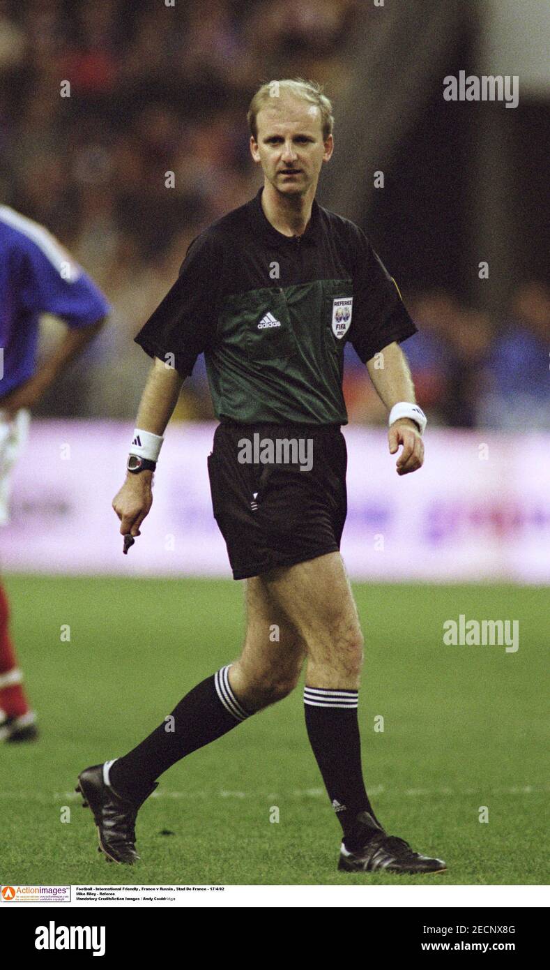 Mike riley referee hi-res stock photography and images - Alamy