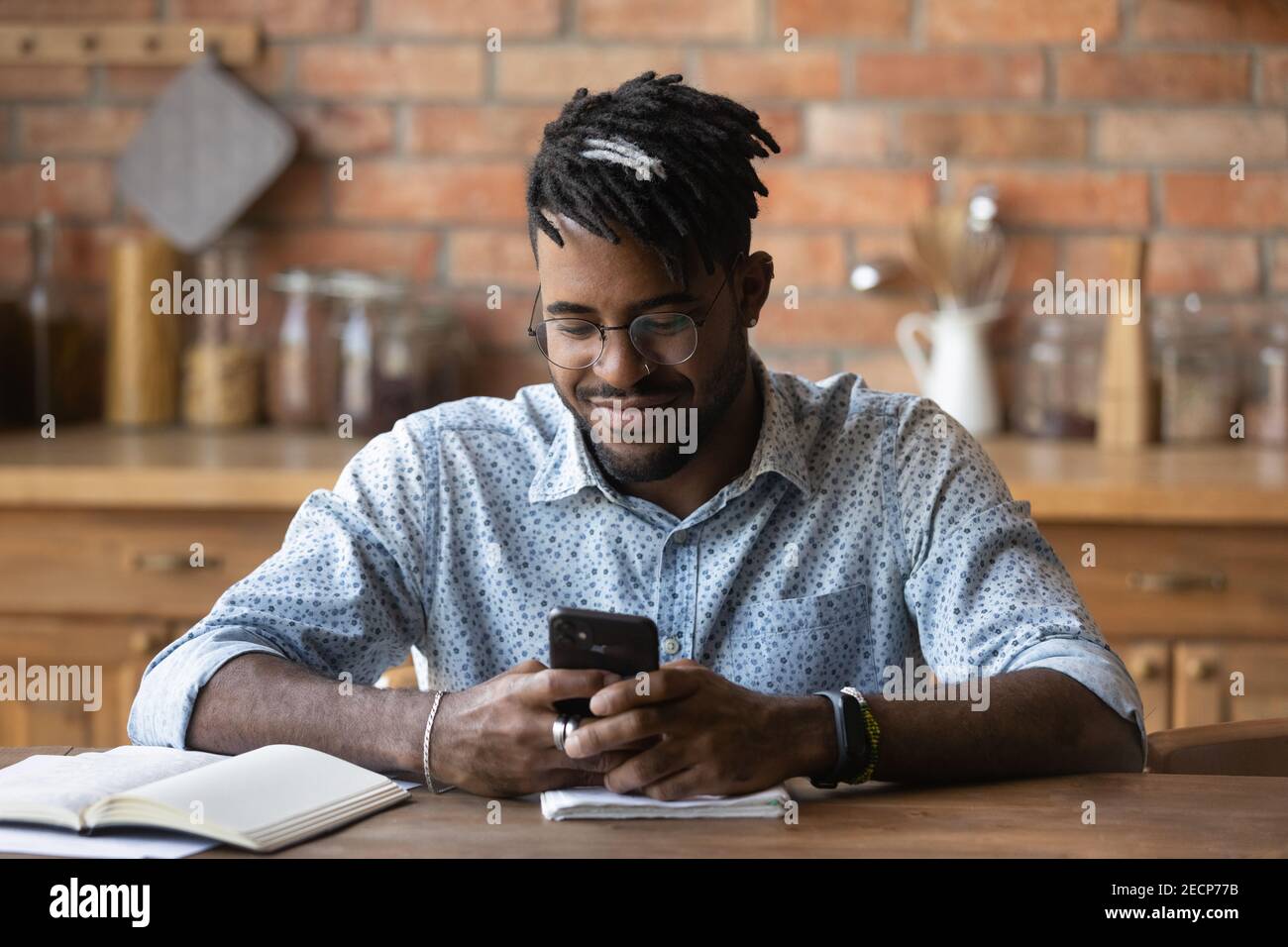 African apps phone hi-res stock photography and images - Alamy
