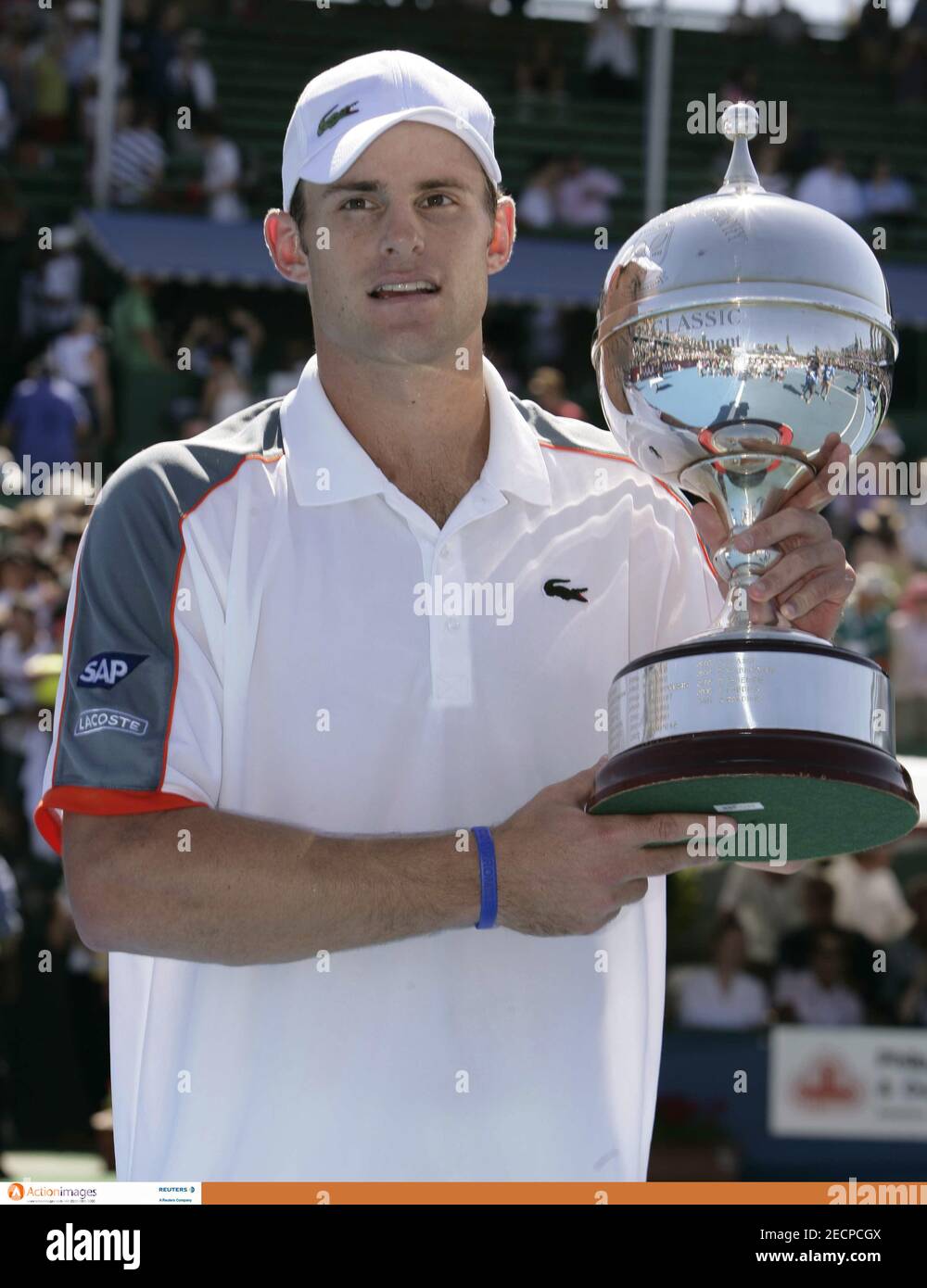 Usas andy roddick celebrates with the trophy hi-res stock photography ...