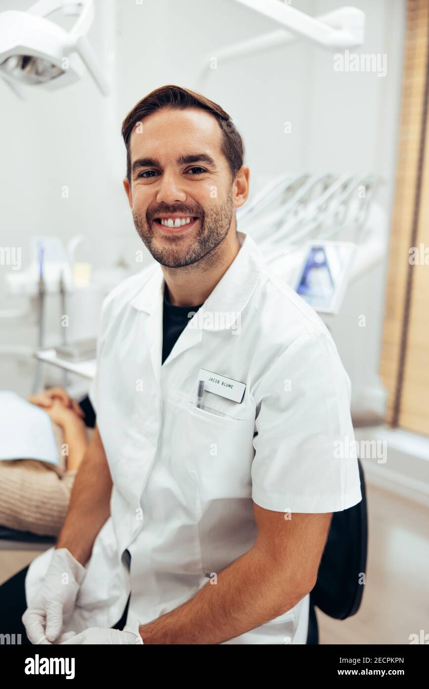 Wearing lab coat hi-res stock photography and images - Alamy