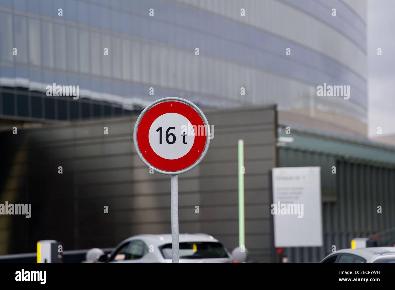 Traffic sign with weight limitation of 16 tons Stock Photo - Alamy