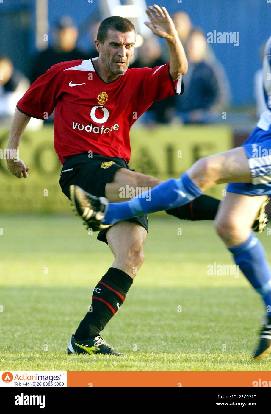 Football action roy keane hi-res stock photography and images - Alamy