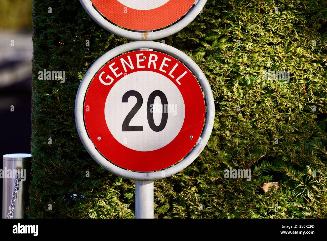 Traffic sign with speed limit 20 kilometers per hour Stock Photo - Alamy