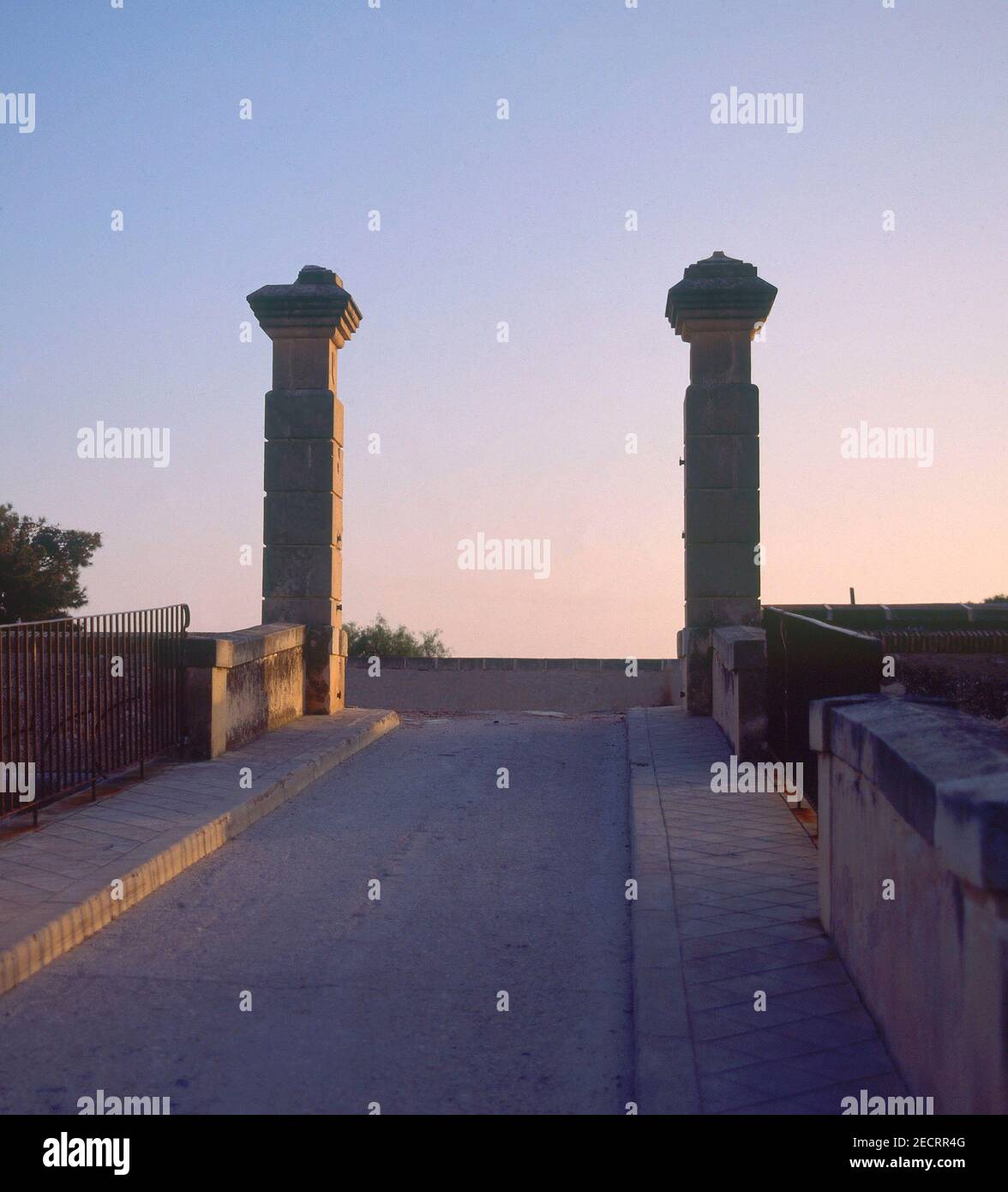 PUENTE SOBRE EL FOSO DE LA FORTALEZA DE SAN FERNANDO EN EL MONTE TOSAL ...