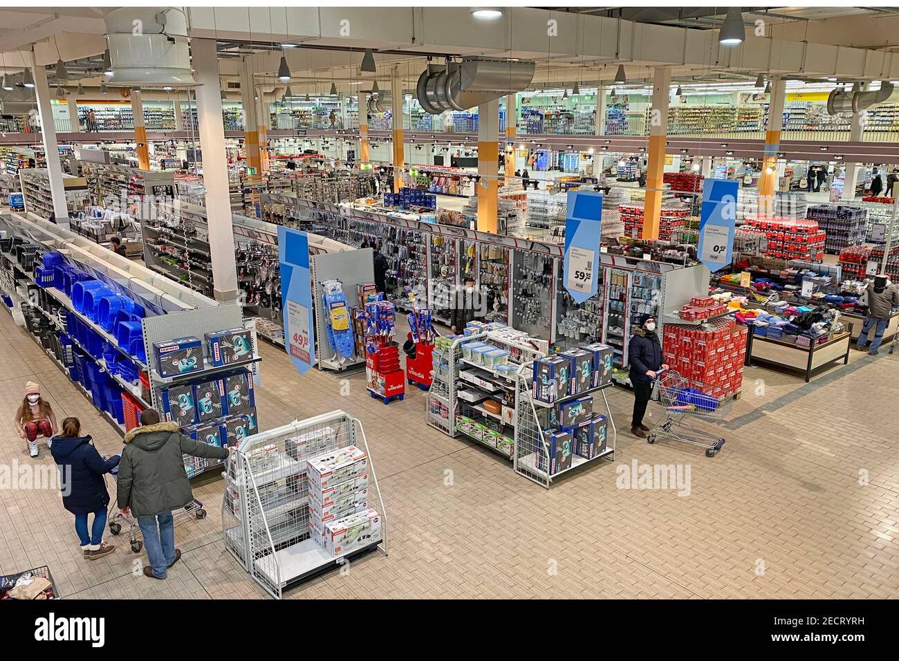 Topic picture supermarket chain Real. Real- Around 30 stores are closed ...