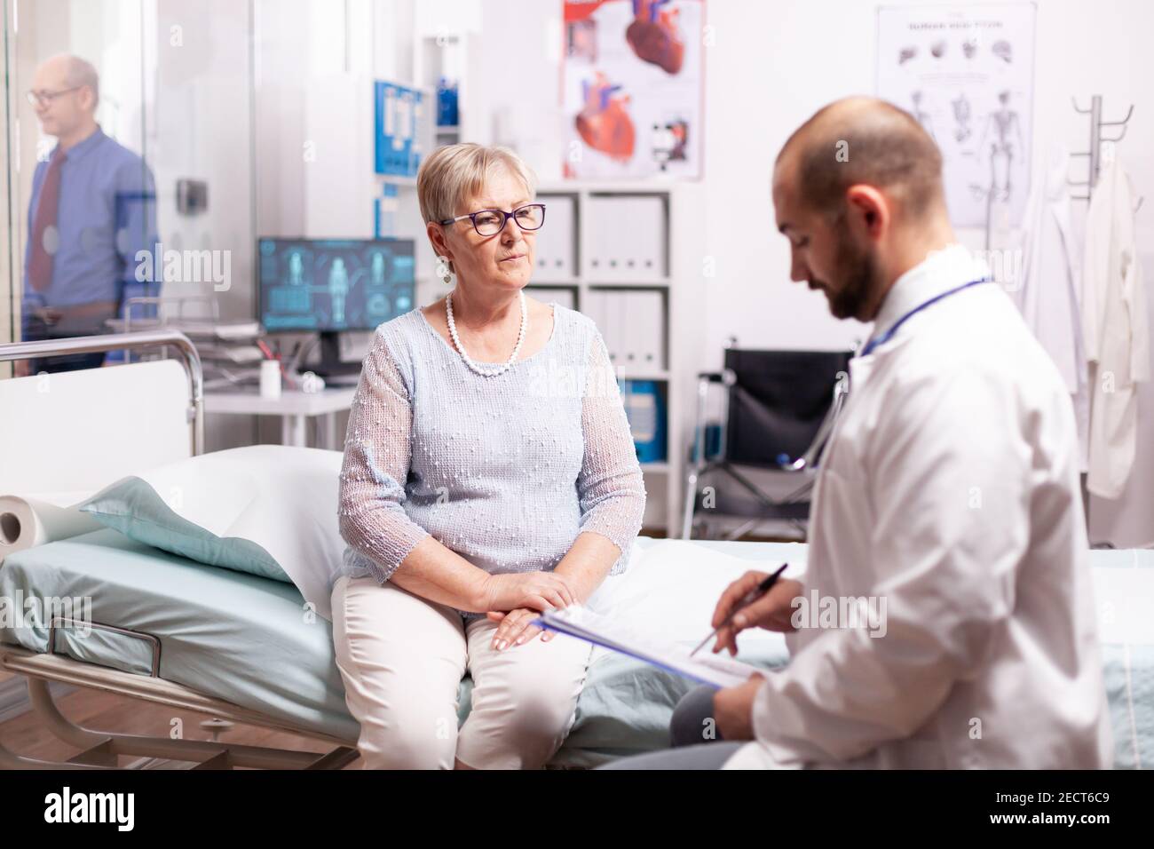 Doctor speaking to elderly woman hi-res stock photography and images ...