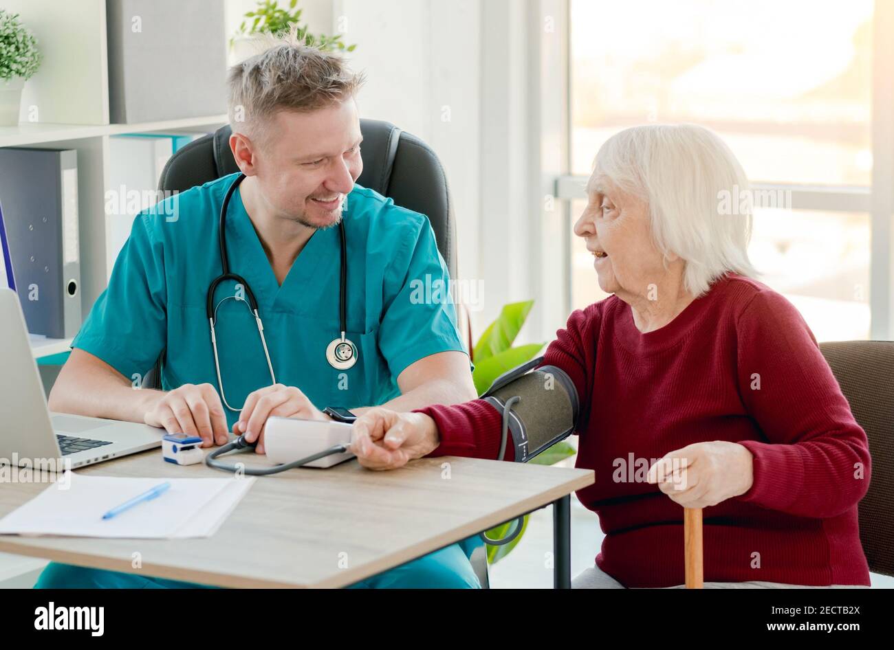 Therapist measuring blood pressure patient hi-res stock photography and ...