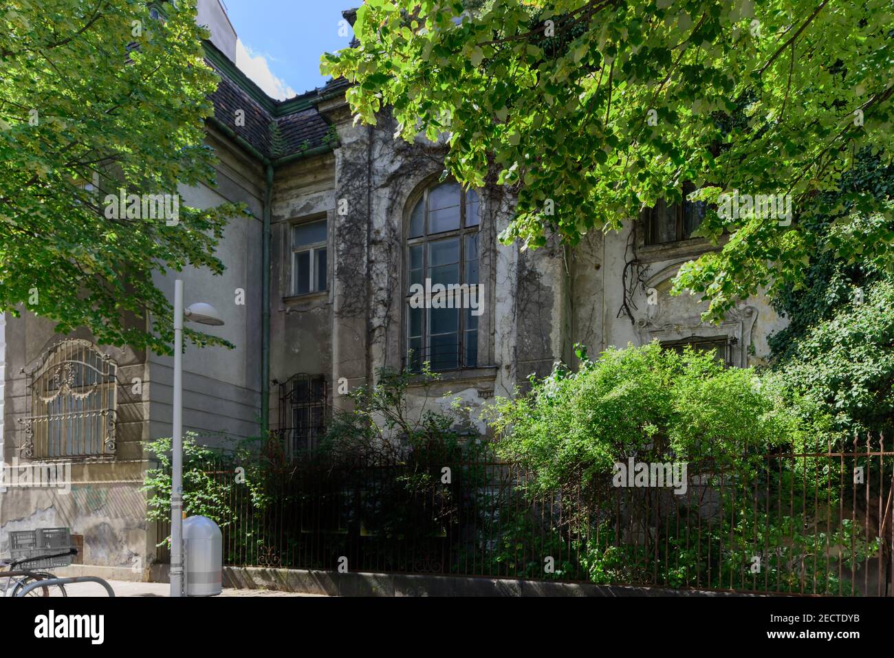 Urbex villa hi-res stock photography and images - Alamy