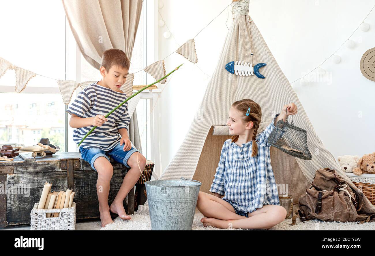 Children with fish hi-res stock photography and images - Alamy