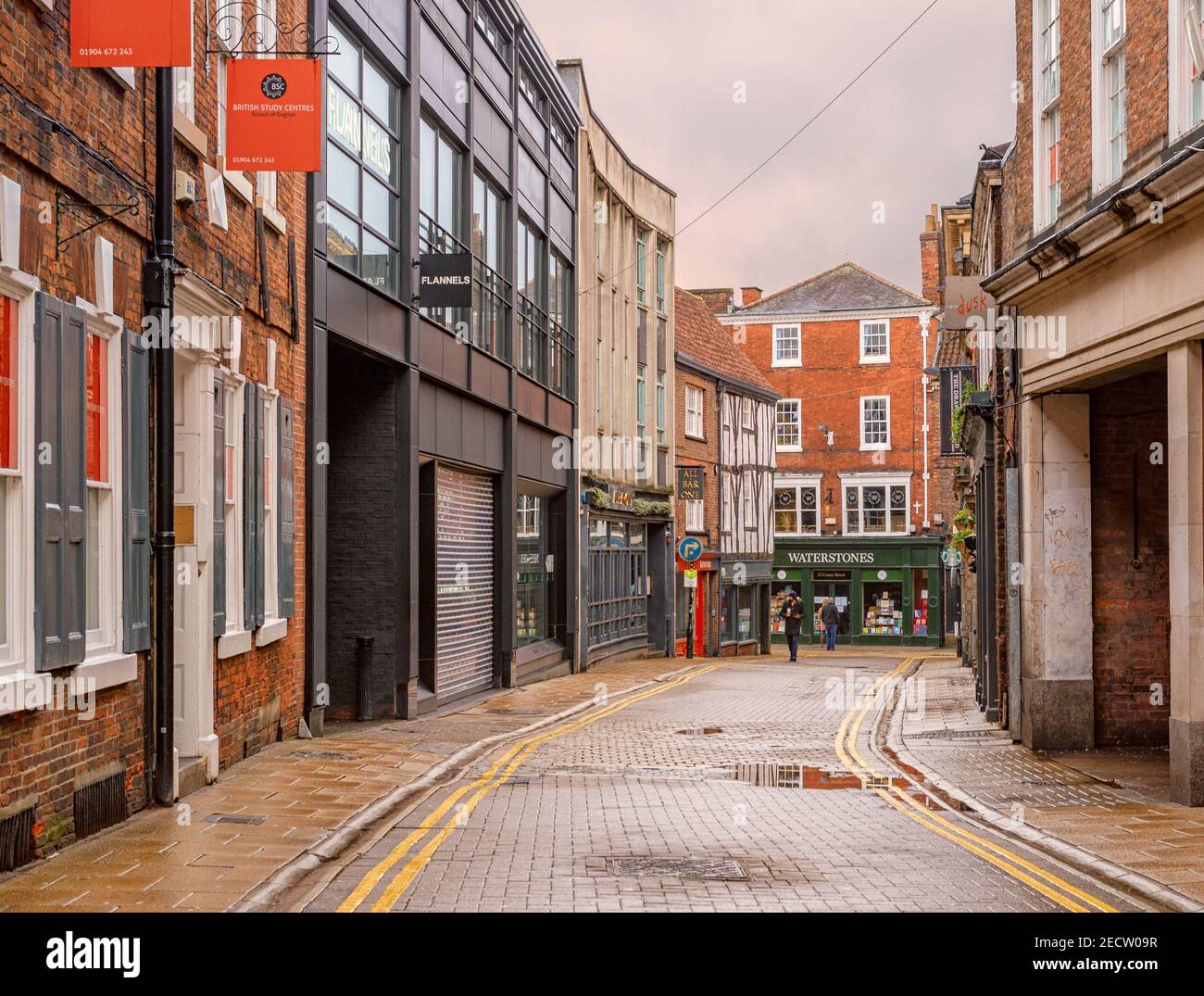 Yorkshire cobbled street after rain hi-res stock photography and images ...