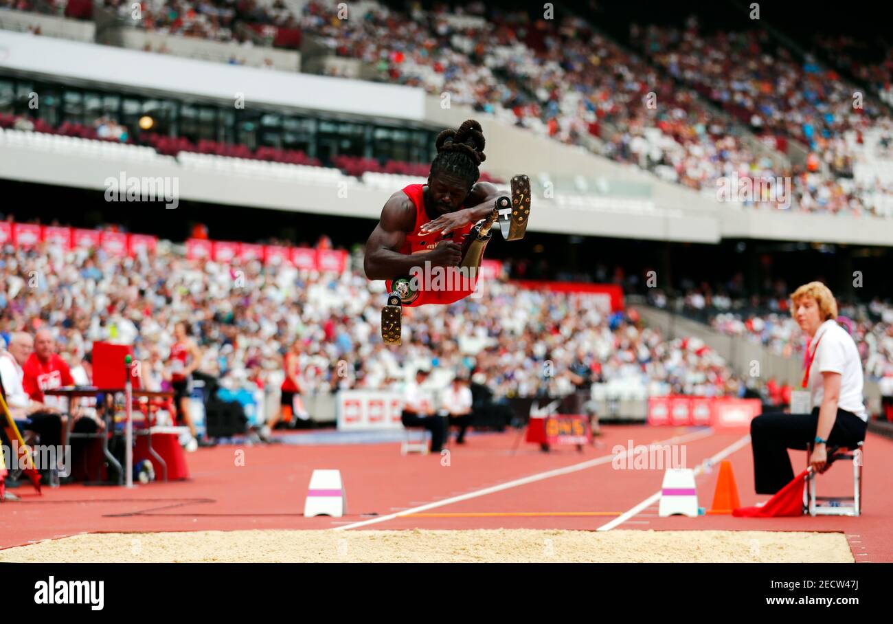 Mens t42 long jump hi-res stock photography and images - Alamy