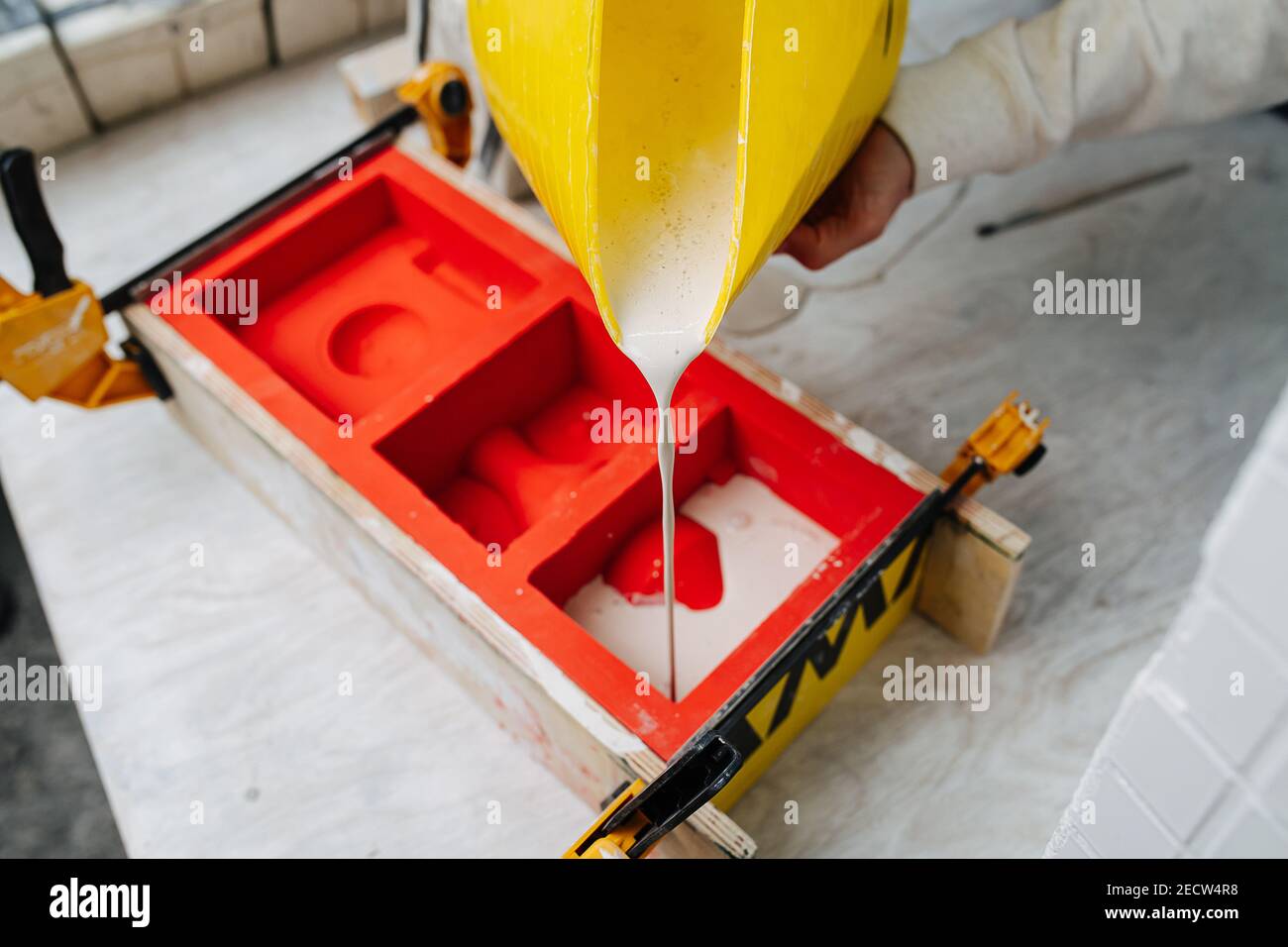 Pouring molds hi-res stock photography and images - Alamy