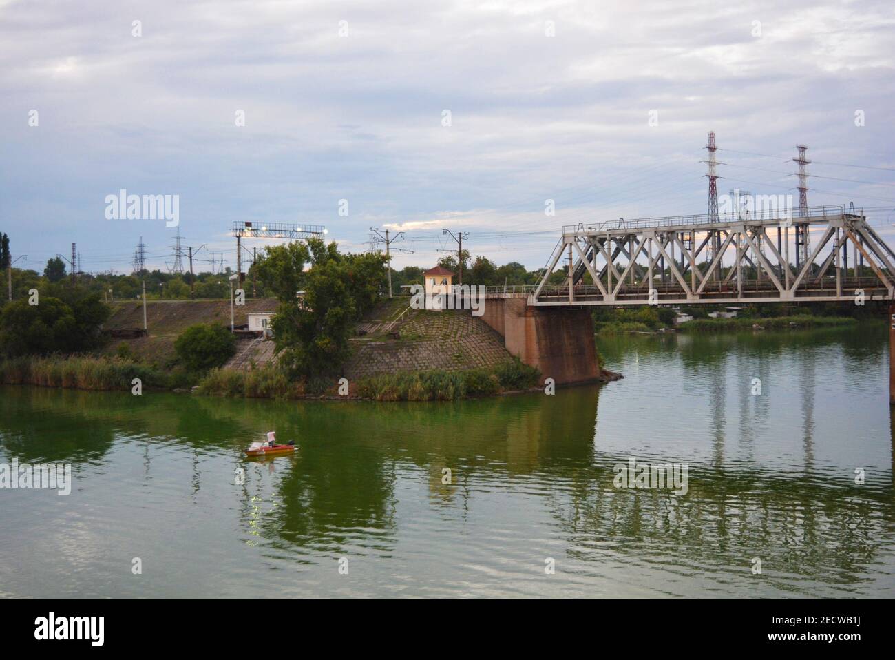 The gray Samara railway bridge over the surface of the Samara river ...