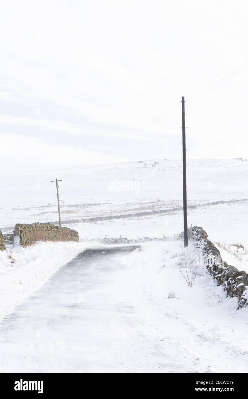 Blowing snow across road hi-res stock photography and images - Alamy