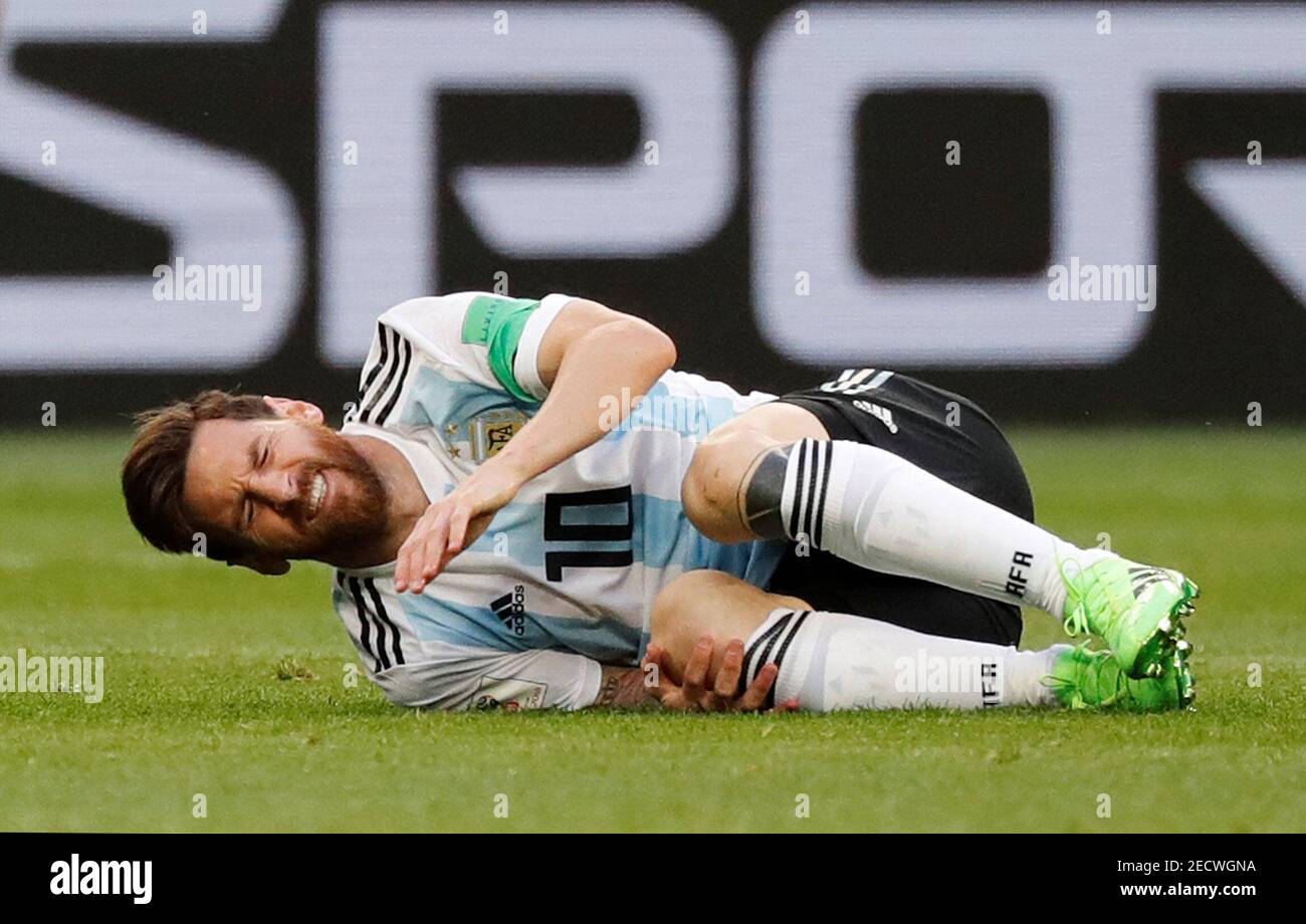 Messi fouled argentina hi-res stock photography and images - Alamy