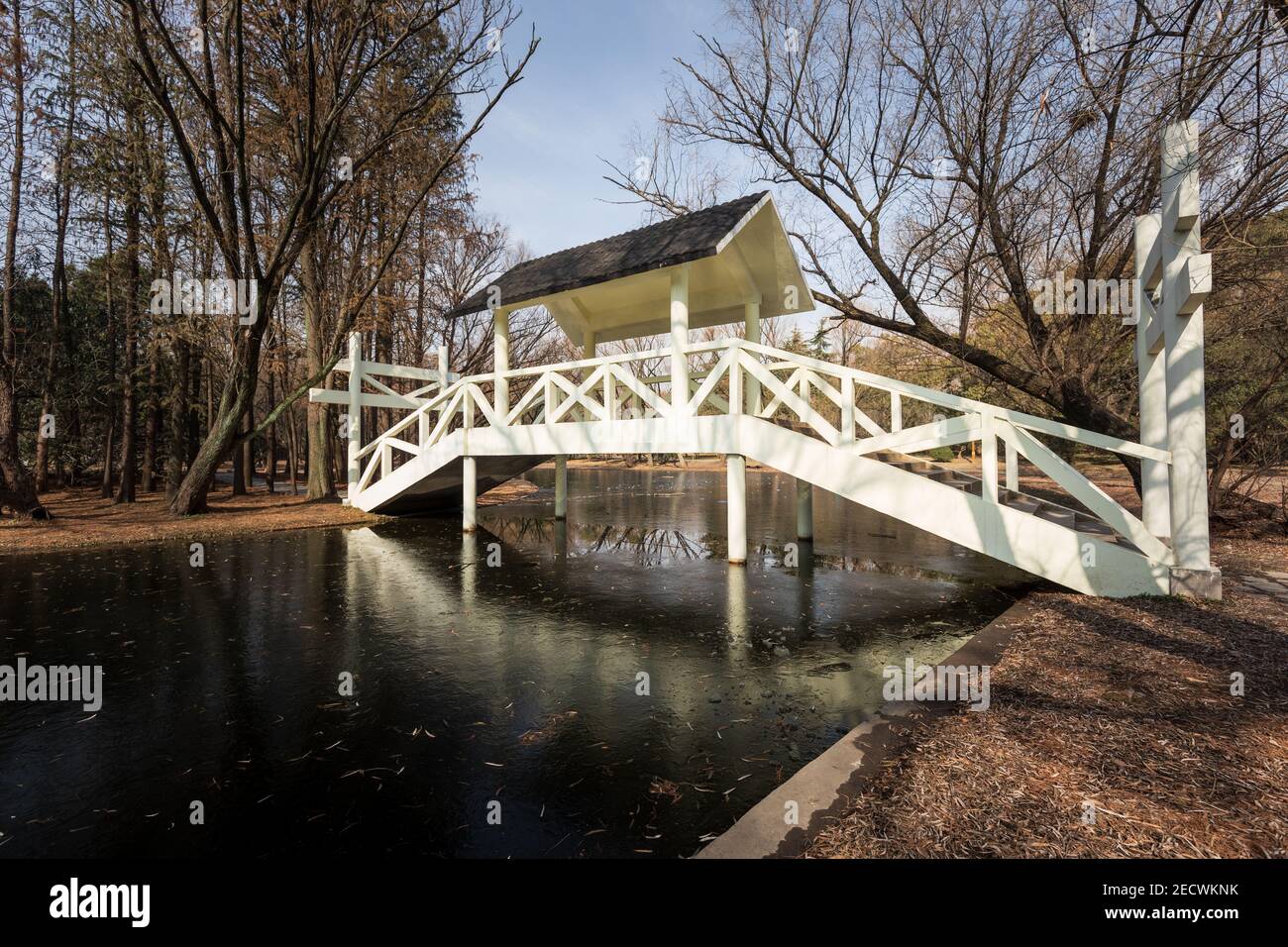 Wooden snow bridges hi-res stock photography and images - Alamy