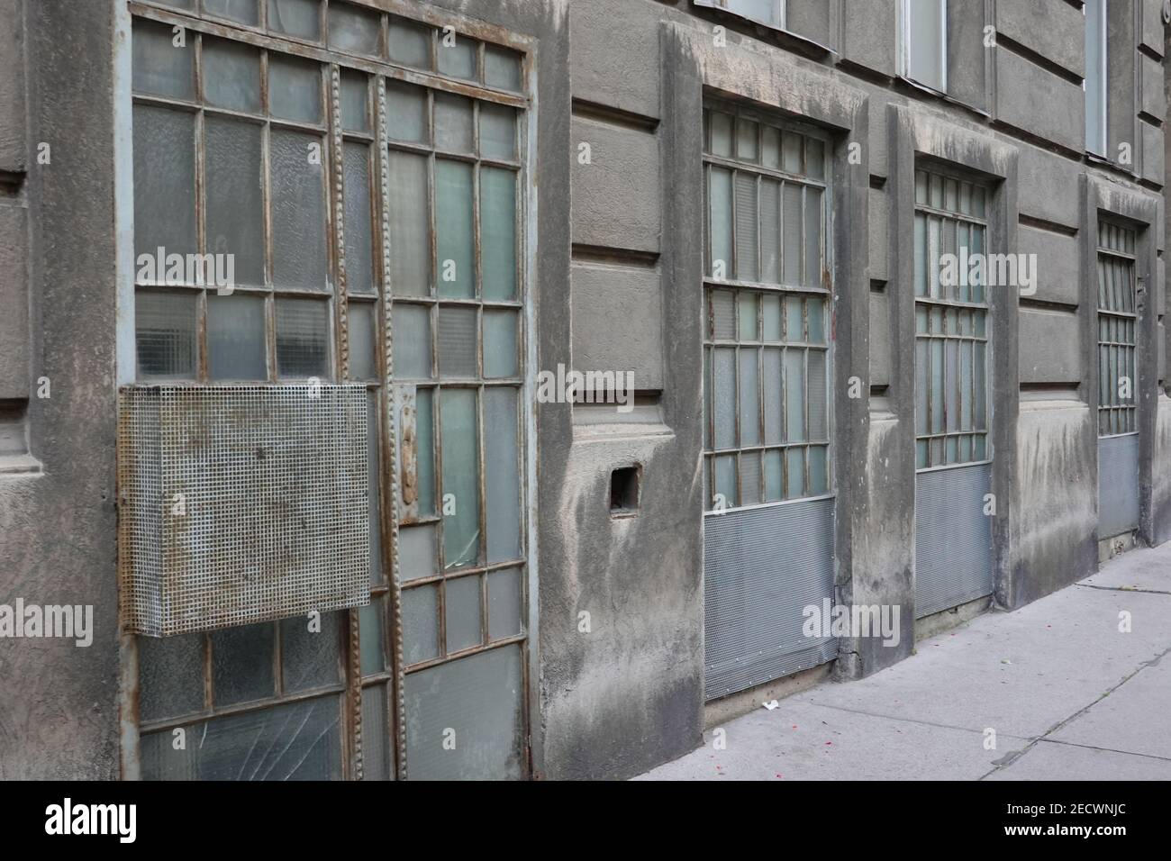 Wien, Nibelungenviertel, altes Lager Stock Photo - Alamy