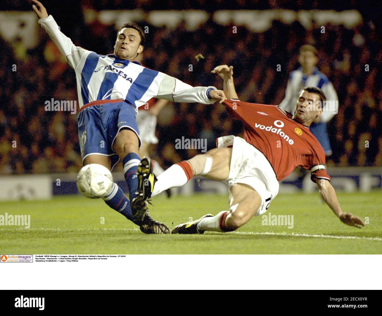 Roy keane manchester united tackles hi-res stock photography and images ...
