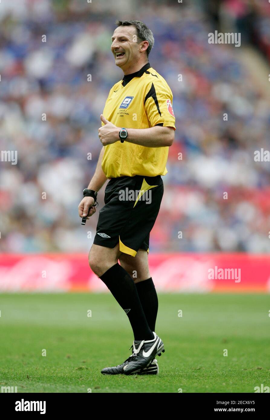 Referee clive oliver hi-res stock photography and images - Alamy