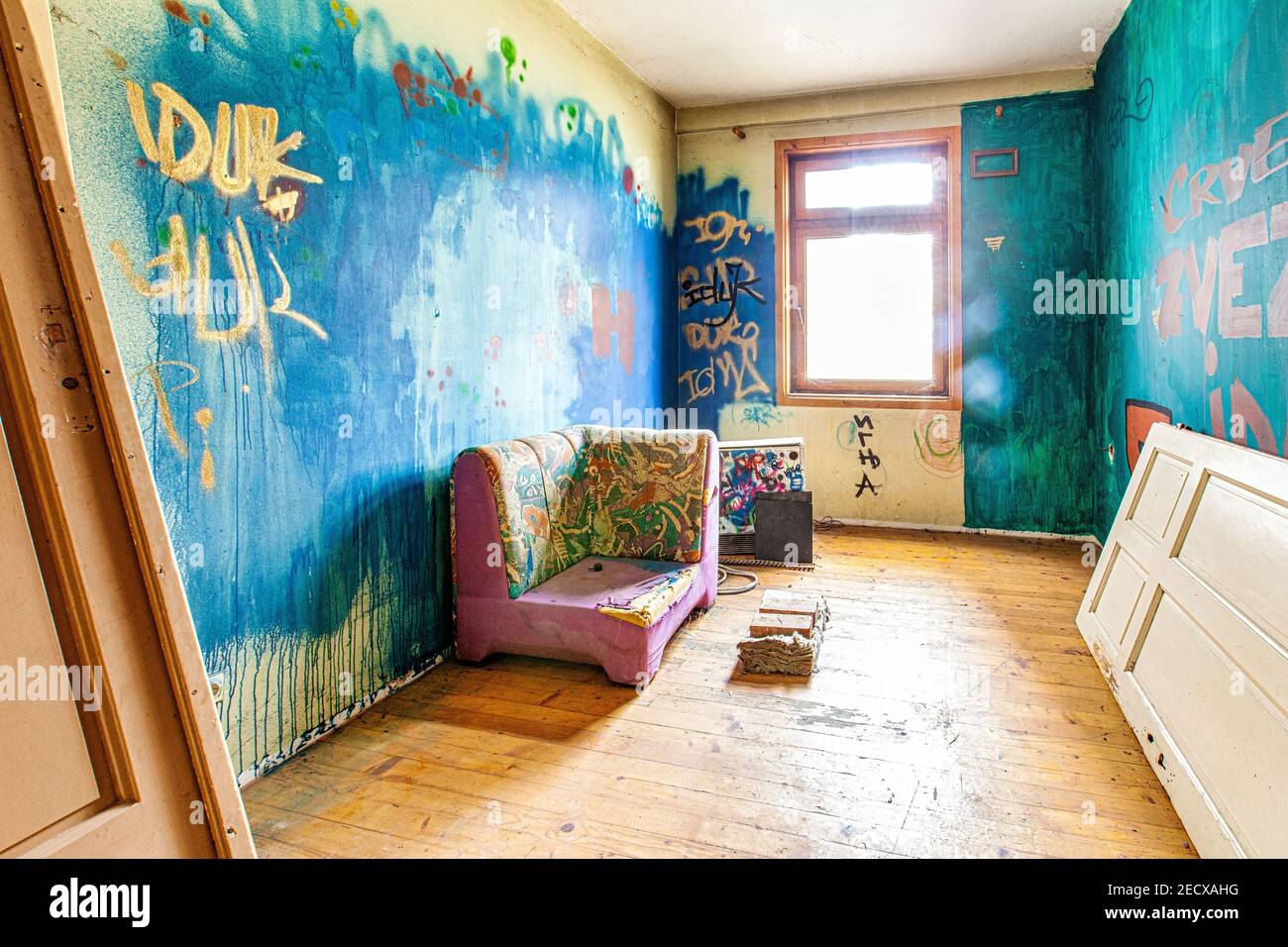 room with graffiti Stock Photo - Alamy