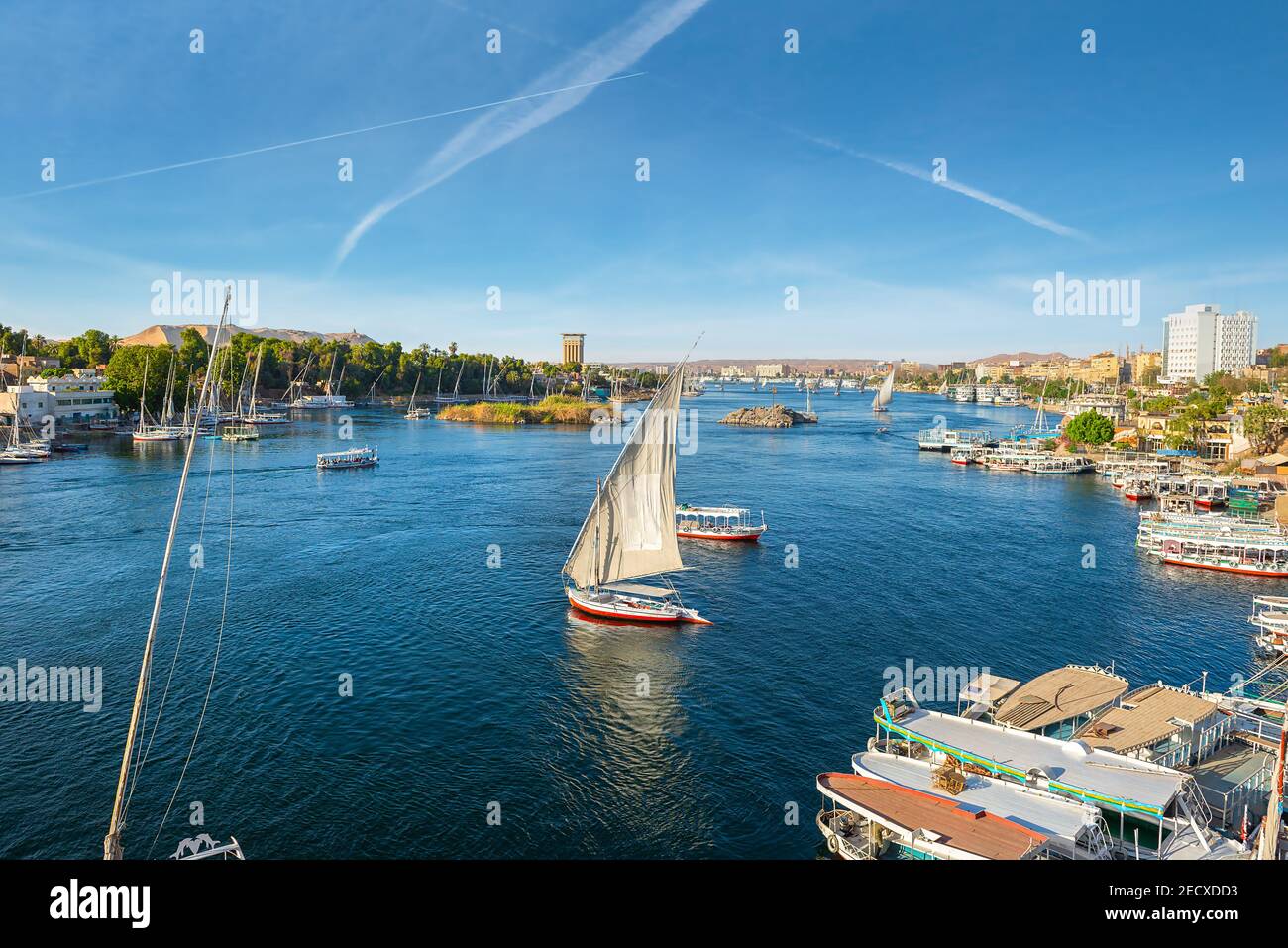 Ancient egyptian nile river boats hi-res stock photography and images ...