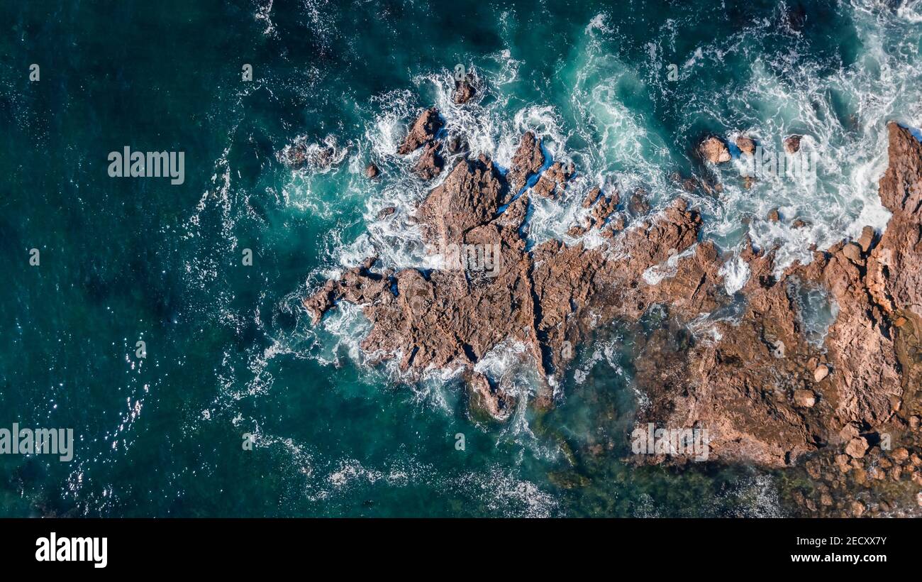 Ocean waves hitting rocks hi-res stock photography and images - Alamy