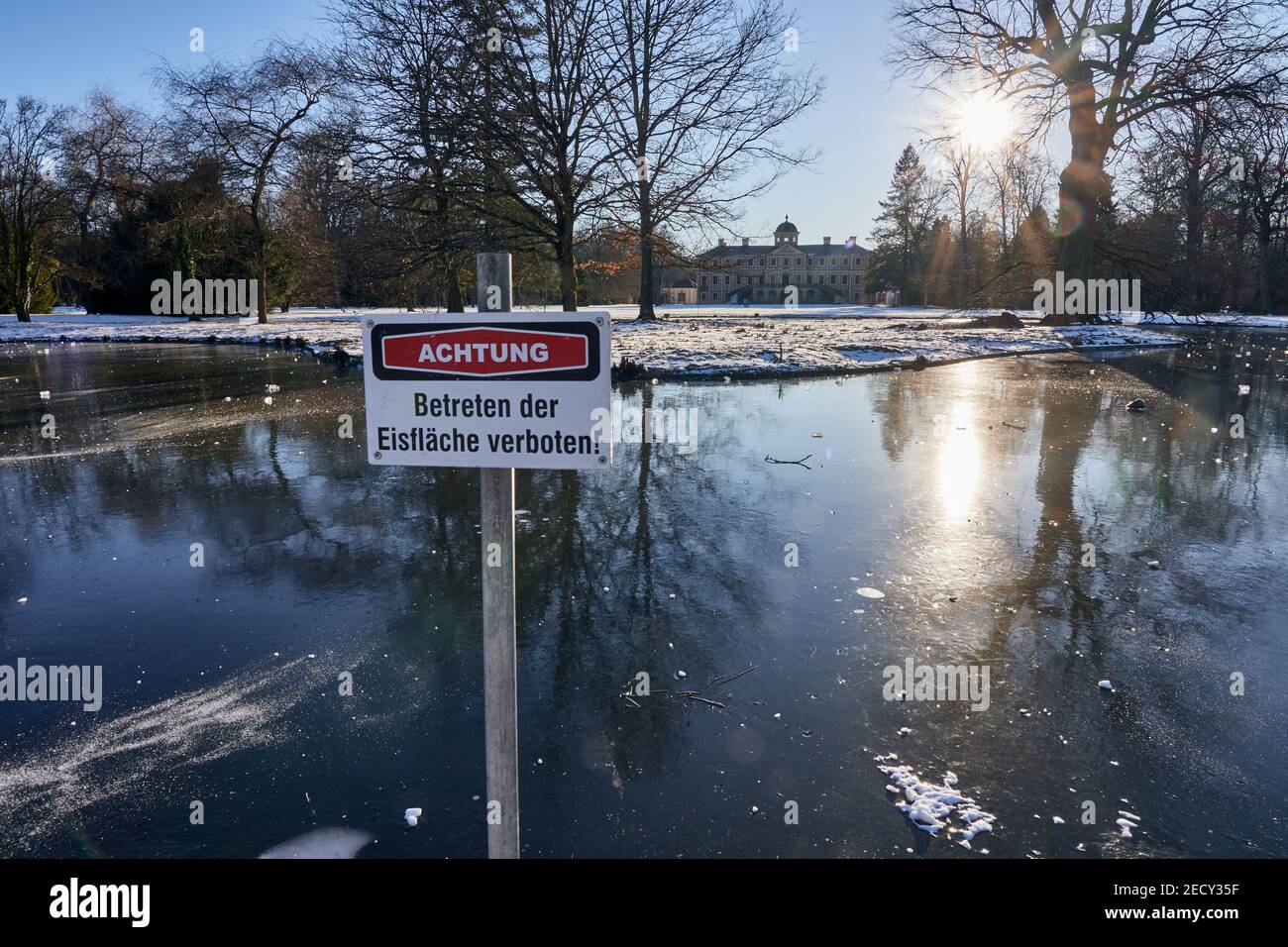 Warning sign with the inscription "Caution, keep off the ice surface ...