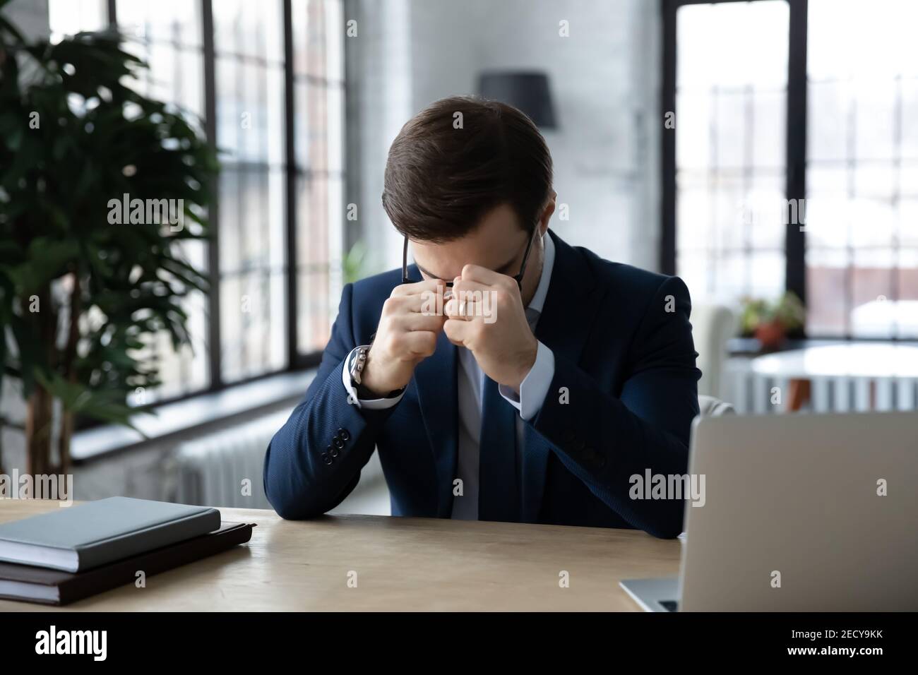 Businessman solve problems hi-res stock photography and images - Alamy